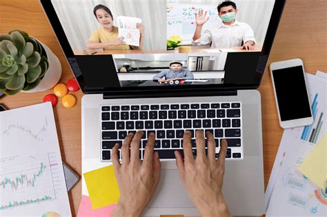 화상 회의 온라인 회의와 최고 보기 사업가 및 사업가 분석 재무 차트 다양한 동료와 노트북 회의를 사용하여 비즈니스 여성의 손 코비드19 집에서 일 화상 회의에 대한 스톡
