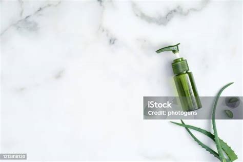 알로에 베라 보습 젤 병과 슬라이스 식물은 대리석 배경에 줄기 손 스킨 케어 및 뷰티 트리트먼트 컨셉을 위한 천연 유기농 화장품 플랫 레이 상단 보기 0명에 대한 스톡 사진