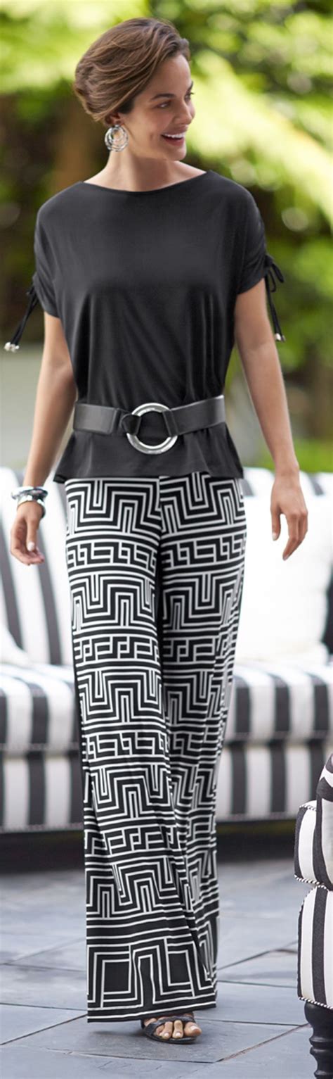 Pantal N Palazo Con Dise O Geom Tricos Con Blusa En Color Entero Negro Y Como Accesorio Una