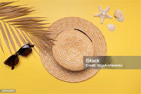 밀짚 모자 선글라스 조개껍데기 열대 야자수 잎 노란색 배경 평면도 평면도 평평하게 누워 있습니다 여름 배경 해변 및 휴가 액세서리 휴가와 여행 컨셉 0명에 대한 스톡 사진