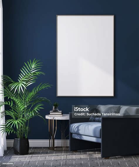 안락의자 소파가 있는 현대적이고 고급스러운 거실의 파란색 벽에 있는 커다란 빈 나무 액자 검은 카펫 바닥에 열대 식물이 있는 사이드 테이블 파란색에 대한 스톡 사진 및 기타
