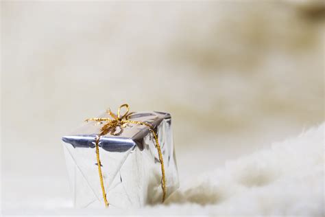 무료 이미지 눈 겨울 화이트 선물 휴일 상자 크리스마스 리본 닫다 보석류 배경 금 은 엽서 놀람 매크로 사진 새해 전날 4291x2861