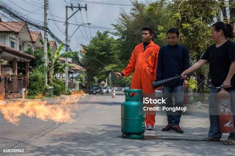 많은 사람들이 소방 훈련 및 마에 화재 안전 탱크를 사용 하 여 훈련에 대 한 준비 2명에 대한 스톡 사진 및 기타 이미지 2명 교육 강좌 기체 물리 구조 Istock