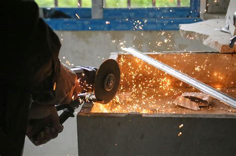 diy 검은 머리 공예 그라인더 근로자 금속 금속 가공 금속 도구 기계 기술적 능력 나이프 선명 날카로운
