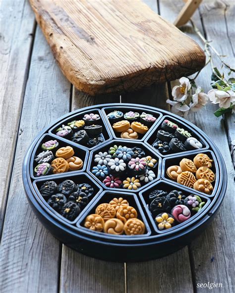 흑임자꽃다식and콩다식 국내산 흑임자로 만듭니다 말차 치자 청치자 비트등의 천연가루를 이용해 색을 올려 화려함과 기품을 더해 완성하는 흑임자 꽃다식입니다 콩가루를 이용해