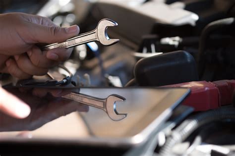 차고 자동 복구 자동차 엔진 가까운 U에에서 자동차를 수리 하는 정비공 기계공에 대한 스톡 사진 및 기타 이미지 기계공 남자 렌치 Istock
