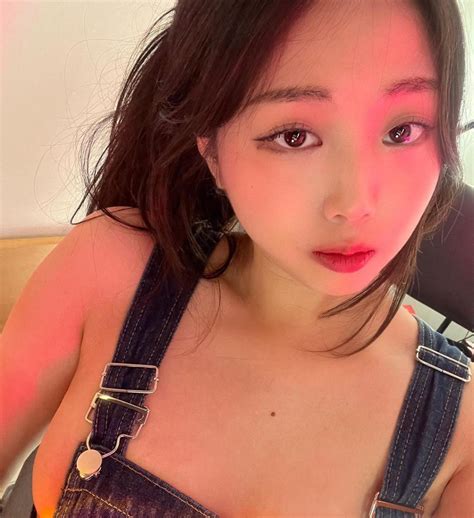 멜빵 옆으로 삐져나오는 가슴