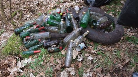 Unglaublich Bergeweise Müll im Wald bei Thalbürgel