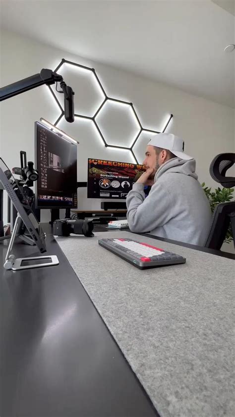 Pc Workstation Setup [video] Desk Setup Simpson Wallpaper Iphone Workstation