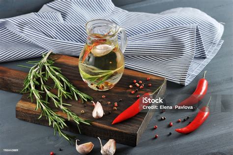 올리브 오일과 용기 오일에 로즈마리 피망 마늘을 추가했습니다 건강한 생활방식에 대한 스톡 사진 및 기타 이미지 건강한 생활