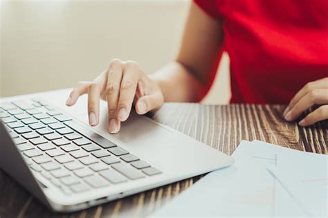 손으로 키보드에 초점을 맞춘 노트북에서 타이핑하는 사람 문서로 둘러싸여 있습니다 장면은 생산성과 작업 환경을 전달합니다 0명에 대한 스톡 사진 및 기타 이미지 Istock