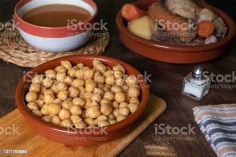 마드리드의 전형적인 병아리콩 채소 쇠고기 닭고기 초리조 베이컨을 곁들인 코시도 마드리레뇨는 별도의 요리 수프 병아리콩 고기로 제공됩니다 0명에 대한 스톡 사진 및 기타