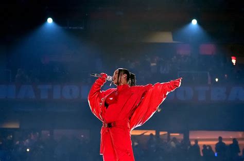 Rihanna Dancing On Stage