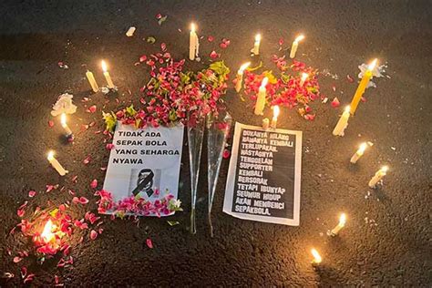 Ribuan Aremania Kota Malang Nyalakan Lilin Doa Korban Kanjuruhan