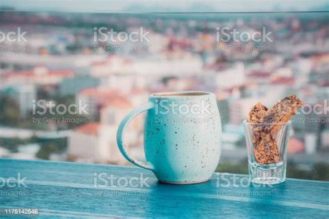 흐릿한 도시 경관을 배경으로 한 커피 바와 베이커리에서 파란 세라믹 커피 한 잔 갈색에 대한 스톡 사진 및 기타 이미지 갈색 개체 그룹 기포 음료 Istock