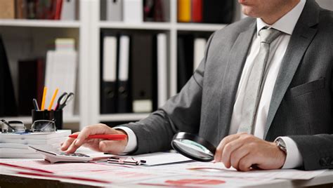 사업가 작업 및 계산 읽고 보고서를 작성합니다 사무실 직원 테이블 클로즈업 비즈니스 재무 회계 개념입니다 검은색에 대한 스톡 사진 및 기타 이미지 Istock