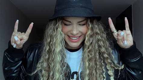 Şarkıcı Şimal Kimdir Şarkıcı Şimale Ne Oldu Mavi Kadın