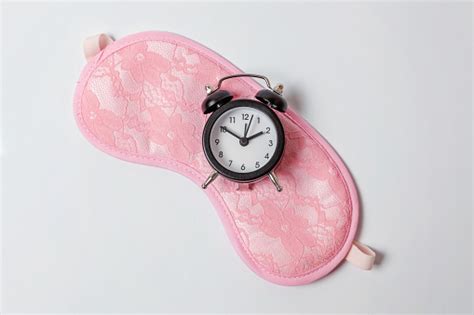 흰색 바탕에 잠자는 마스크와 알람 시계 벽 시계에 대한 스톡 사진 및 기타 이미지 벽 시계 가리기 개인 장식품 Istock