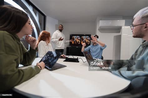 다양한 사업가 그룹이 가상 안경을 착용하고 새로운 가상 현실 기술을 협력하고 테스트하여 미래 지향적인 작업 공간에서 혁신과 창의성을 선보입니다 모임에 대한 스톡 사진 및