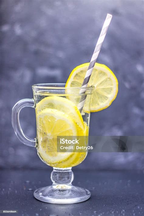 회색 콘크리트 바탕에 손잡이와 유리에 레몬 하 네 수 제 이드 어두운 배경에 레몬의 조각으로 물 0명에 대한 스톡 사진 및 기타 이미지 Istock