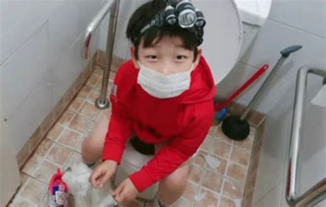 으쓱이tv 똥싸는장면 똥쌀때 바지를 조금만 내리고 싸야되는데 바지는 어디에 있나요 지식in