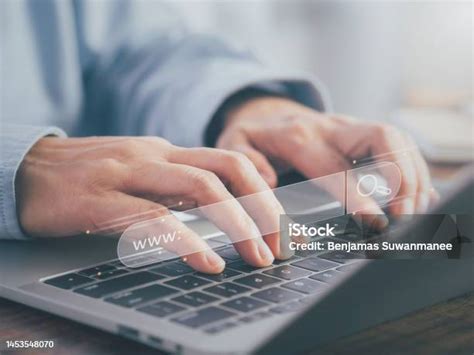 랩톱 컴퓨터를 사용하여 인터넷 데이터 정보를 검색하고 나무 테이블에서 작업하는 사업가 에 대한 스톡 사진 및 기타 이미지 웹페이지 웹 브라우저 Istock