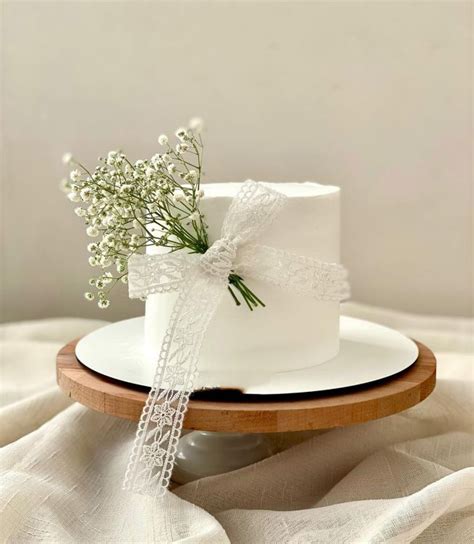 ایده تزیین کیک روز مادر 1402 ساده و شیک با خامه، گل طبیعی و میوه