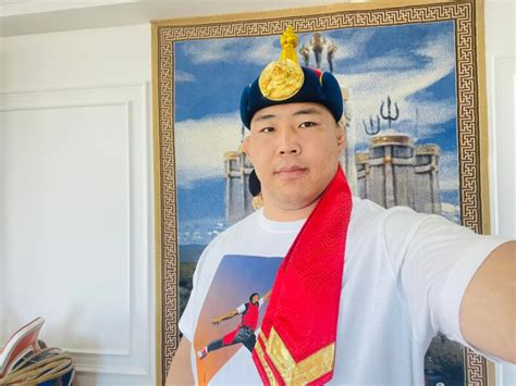 Шинэхэн аварга О Хангай аваргын залаа тэмдгээ хийлгэжээ