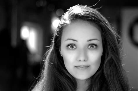 배경 화면 얼굴 화이트 검은 단색화 모델 초상화 눈 긴 머리 사진술 유행 니콘 감정 사람 니코르 50mm 소녀 아름다움 Bw 미소 검정