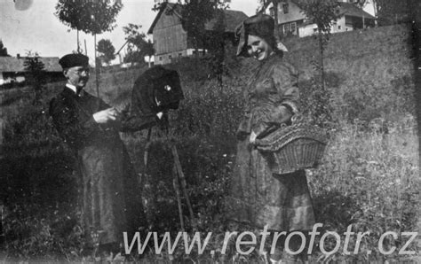 Pan Farář Fotí A Dokonce ženu