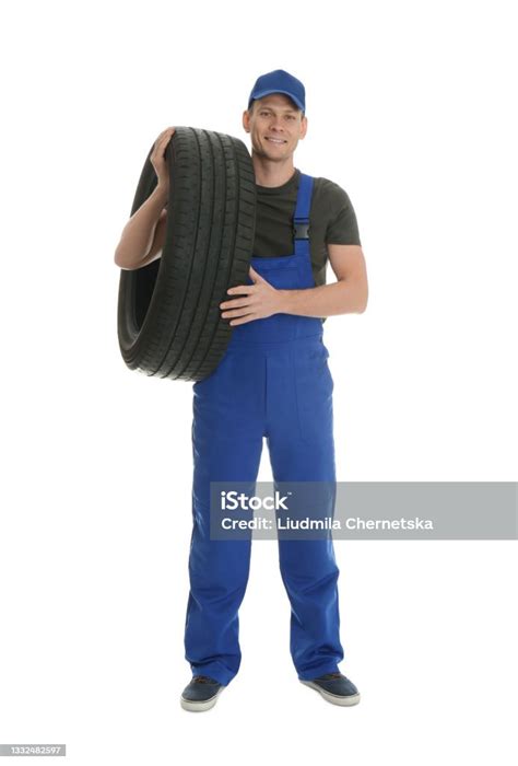 흰색 배경에 타이어전문 자동차 정비사의 전체 길이 초상화 35 39세에 대한 스톡 사진 및 기타 이미지 35 39세 기계공 기술자 Istock