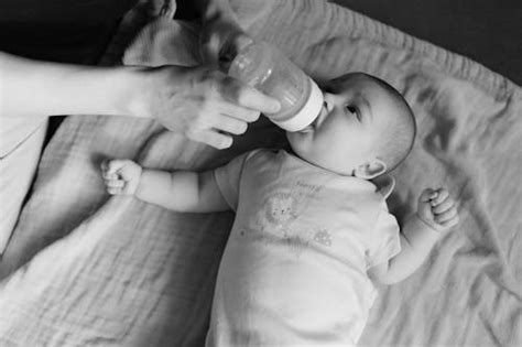 有关一起 产妇护理 亲子关系 信任 俯視圖 兒童 冷靜 和平的 培育 妈妈宝贝 婴儿 婴儿喂养 婴儿护理 婴儿支持 嬰兒 嬰兒期 孩提时代 宝贝男孩 家人