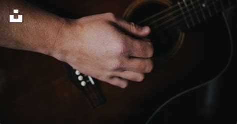 갈색 어쿠스틱 기타를 연주하는 사람 사진 Unsplash의 무료 사람의 이미지