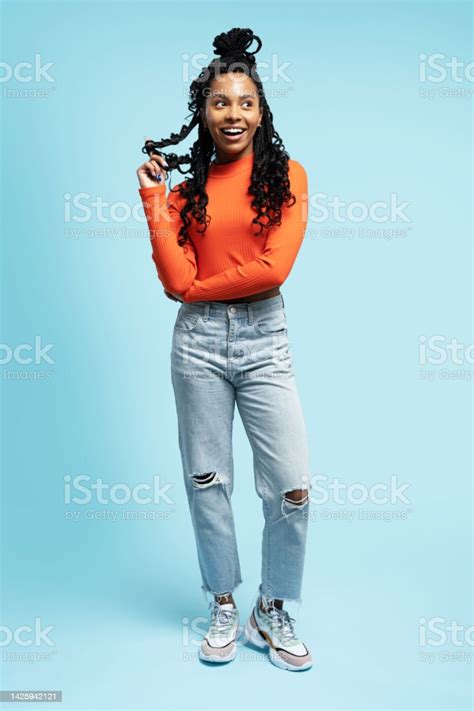 실내 사진 촬영 중에 웃고있는 아프리카 헤어 스타일을 가진 젊은 사랑스러운 여성 우아한 귀여운 소녀 20 24세에 대한 스톡 사진 및 기타 이미지 Istock