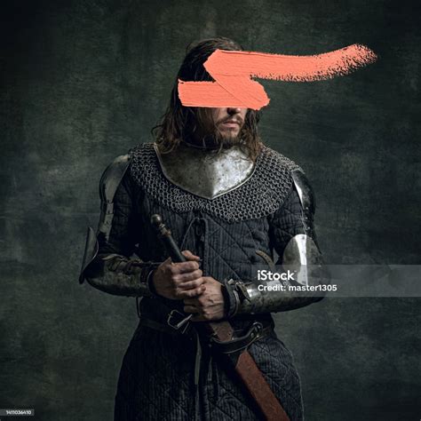 삽화 중세 전사로서의 젊은 남자 어두운 빈티지 배경에 고립 된 기사 그의 얼굴에 분홍색 페인트의 무작위 스트로크 예술 창의력 시대 비교 개념 기록보관용에 대한 스톡 사진 및