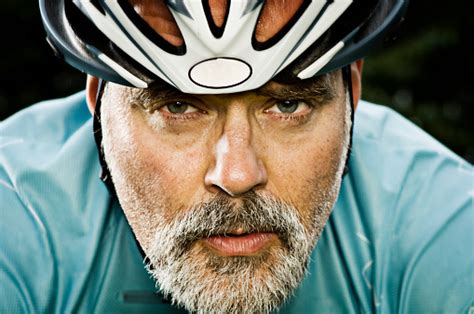 클로즈업 선으로나 숫나사 사이클 얼굴 그레이 비어드 및 헬멧 자전거 타기에 대한 스톡 사진 및 기타 이미지 자전거 타기 45 49세 개념 Istock