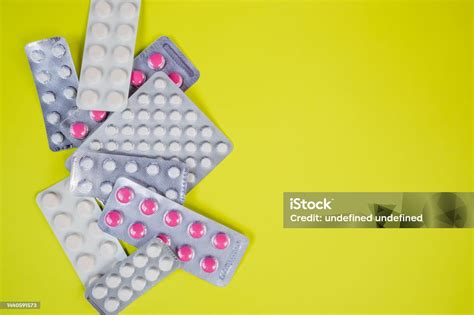 핑크화이트 항생제 캡슐 알약이 물집 팩에 들어 있습니다 항균 약물 내성 제약 산업 글로벌 의료 약국 개념입니다 아목시실린 캡슐 알약 공간을 복사합니다 의약품 0명에 대한