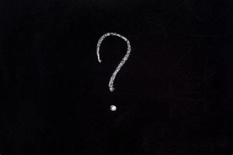 학교 게시판에 질문 기호가 있습니다 칠판 그리기 물음표 아이콘 칠판 배경 칠크 보드 쓰기 질문 기호 쓰기 보드 검은 색 누가 무엇을 어디서 언제 왜 어떻게 답을 찾아라