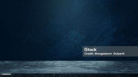 전경에는 빈 대리석 테이블이 있고 배경에는 시멘트 석재가 있으며 소박한 분위기로 진열된 제품을 위해 위에서 푸른 빛이 비춥니다 파란색 배경입니다 제품에 대한 추상적인 배경은