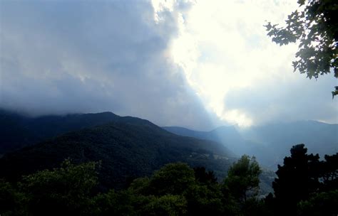 무료 이미지 비가 오기 전에 하늘 태양 광선 산들 녹색 구름 경치 자연 평화 고요한 심사 숙고 목가적 인 고지 산악 지형 언덕 역 마운트 풍경