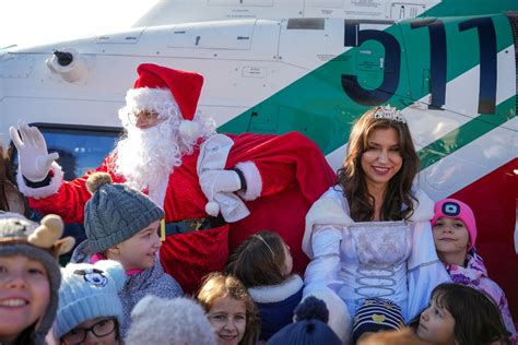 Дядо Коледа и Снежанка пристигнаха с хеликоптер СНИМКИ