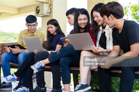 학교 교육 지식 대학 개념으로 돌아가기 학생 교육 소셜 미디어 노트북 태블릿 개념에 대한 스톡 사진 및 기타 이미지 개념 개념과 주제 공부 Istock