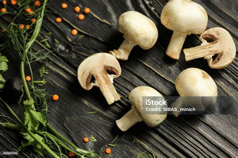 검은 나무 배경 흑입니다 그런 지 짜임새입니다 위에서 린 넨 천으로 녹색 가루와 샴 피 뇽 버섯 텍스트 및 디자인을 위한 공간을 복사 합니다 음식에 대 한 상위 뷰 나무 0