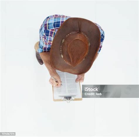 카우보이 모자 모자를 쓰고 흰색 배경 앞에 서 있는 3039세 성인 잘생긴 젊은 남성 남성 카우보이의 보기 위 전체 길이 1명 30 34세에 대한 스톡 사진 및 기타 이미지