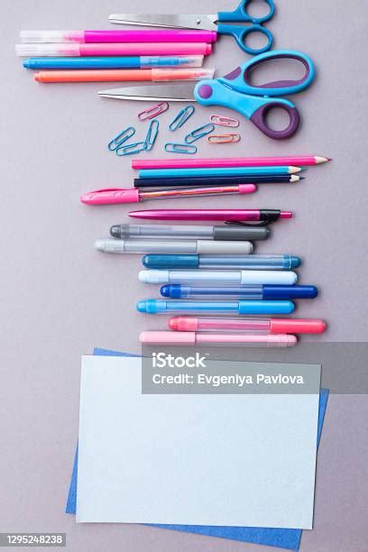 복사 공간이있는 회색 배경에 분홍색과 파란색 색상의 다양한 문구 종이 의 빈 시트 연필 가위 펜 종이 클립 펠트 팁 펜 및 종이 시트가있는 평평한 평지 가위에 대한 스톡