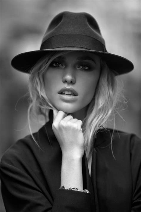 Фото Девушка в шляпе