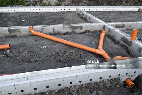 새로운 설치된 배관 시스템 하수도 라인은 건설 현장에 개발 및 장착 새로운 오렌지 Pvc 플라스틱 배수 파이프 튜브 0명에 대한 스톡 사진 및 기타 이미지 Istock