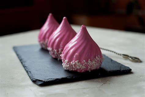 3 개의 아름 다운 무스 케이크 미러 빛나는 유약으로 덮여 제빵 기술 0명에 대한 스톡 사진 및 기타 이미지 0명 귀여운