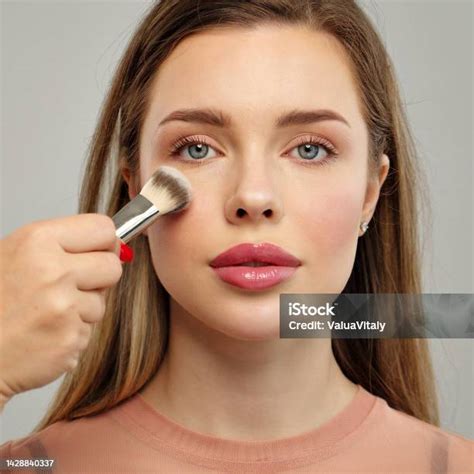 메이크업 아티스트 또는 스타일리스트는 여성 모델의 눈꺼풀에 아이섀도우 파우더 또는 그림자를 적용합니다 눈에 메이크업을 적용하는 마스터 클래스 아름다운 여자 얼굴 뷰티 패션