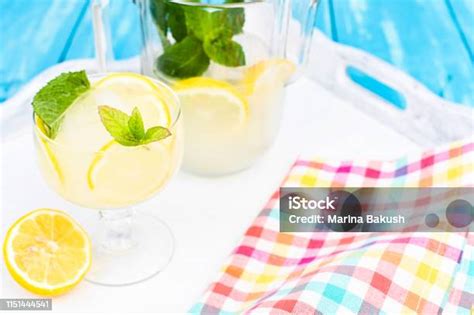 얼음 레몬 조각과 민트를 유리에 그리고 파란 나무 테이블에 유리병으로 레모네이드 과일과 비타민과 함께 여름 차가운 상쾌한 음료 감귤류 과일에 대한 스톡 사진 및 기타 이미지